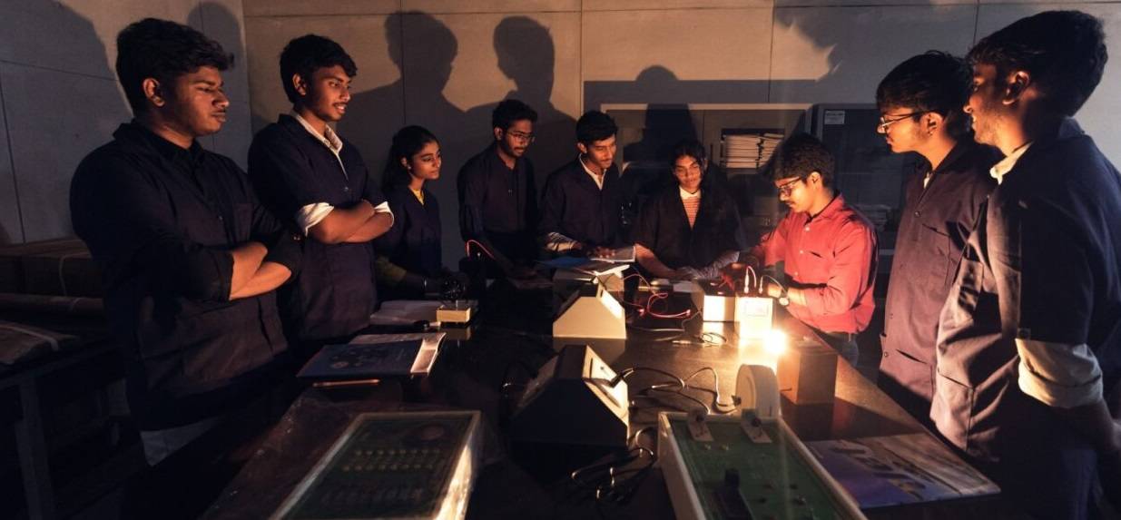 Engineering Student Who Ranked 4th In Upsc Chooses Indian Best Engg ...